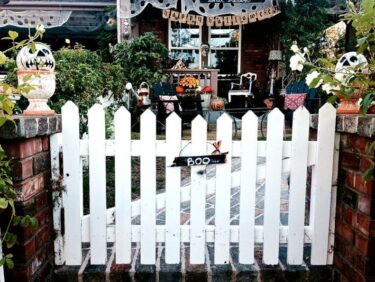 Halloween Curb Appeal That Is Hauntingly Delightful - HomeJelly