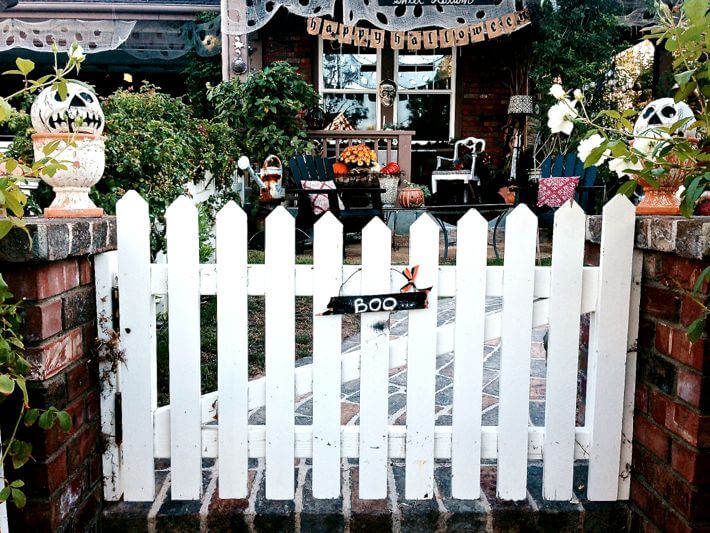 Halloween Curb Appeal That Is Hauntingly Delightful - HomeJelly