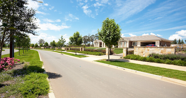 Australian Community Lives Harmoniously With Nature - HomeJelly