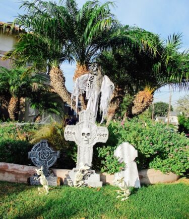 Halloweenie Creepy Curb Appeal - HomeJelly