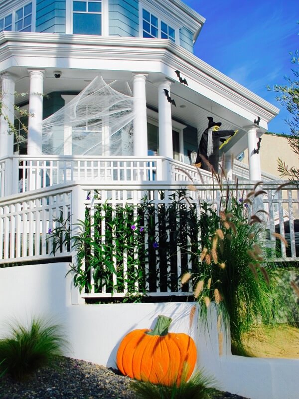 Halloweenie Creepy Curb Appeal - HomeJelly